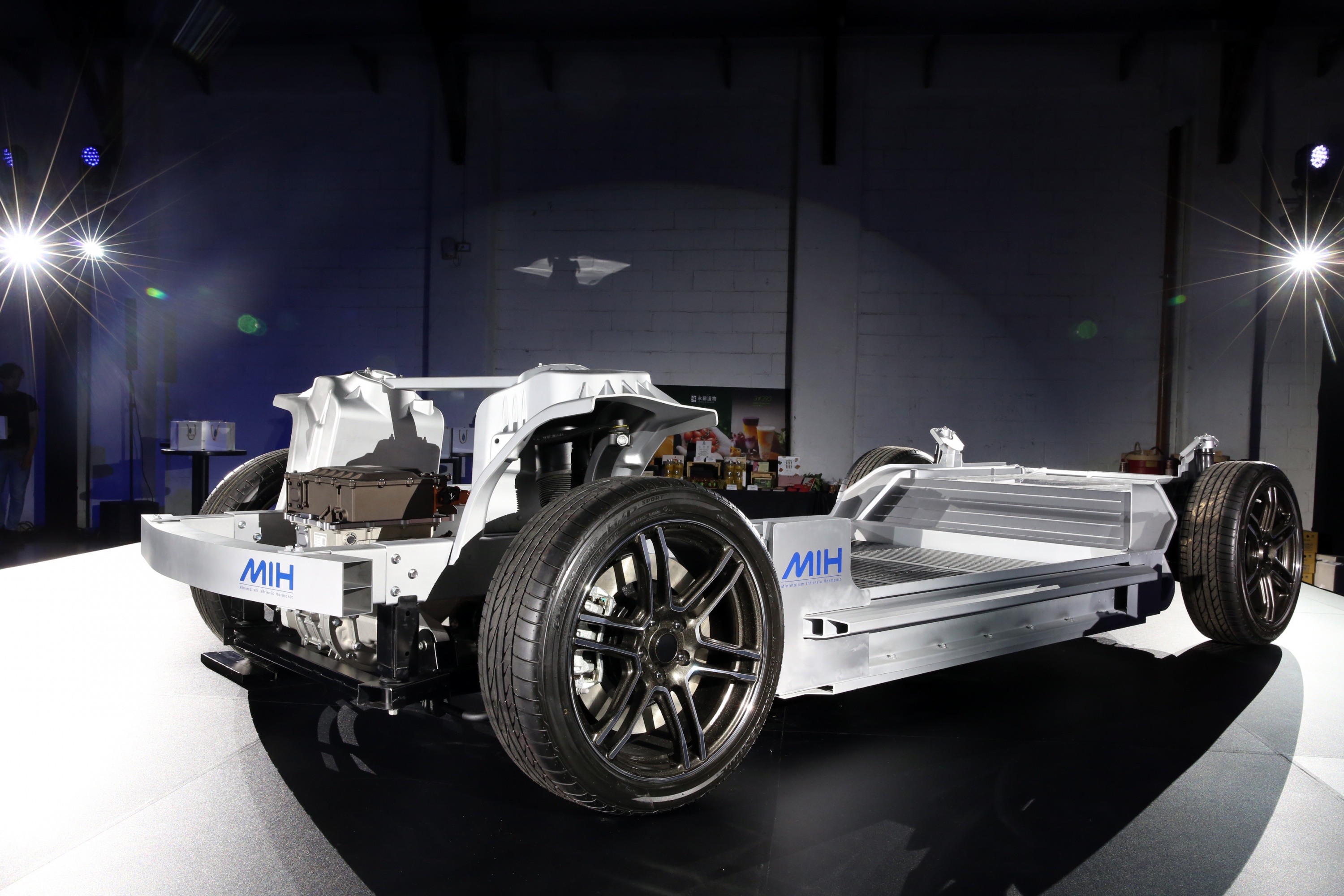 MIH電動車聯盟第一次會員聚會， Model C/電動巴士草圖首度亮相 - CarStuff 人車事